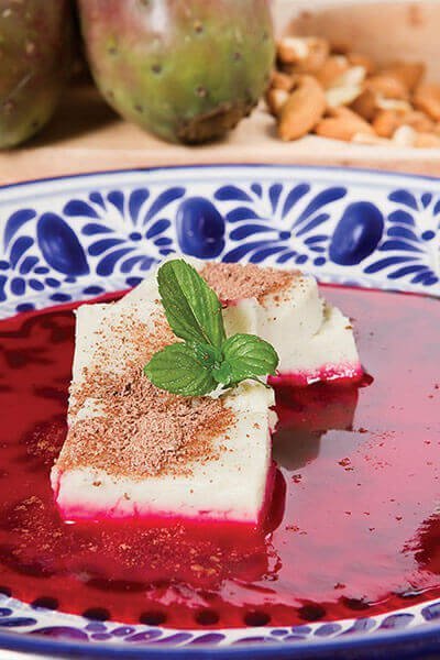 Receta de Nicuatole de almendras con salsa de tunas y chocolate ...